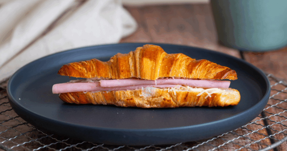 Le croissant au jambon et au fromage en formule du midi au centre-ville ...